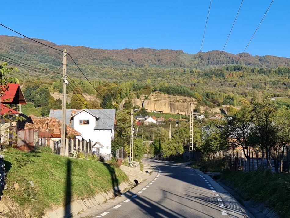 Triunghiul bisericilor rupestre din Arges: Corbii de Piatra, Namaiesti ...