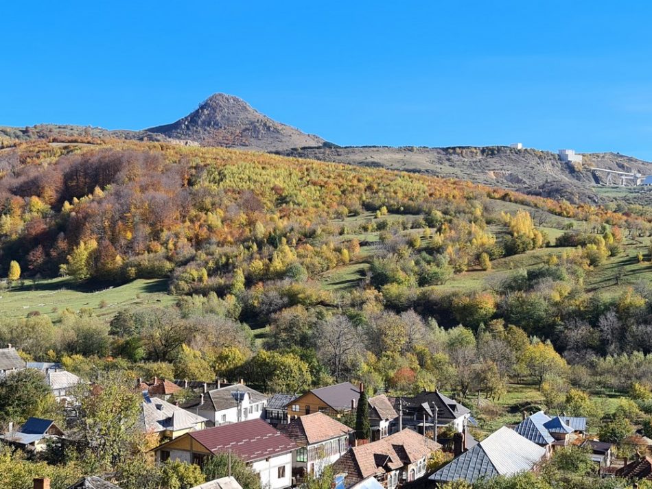 Triunghiul bisericilor rupestre din Arges: Corbii de Piatra, Namaiesti ...