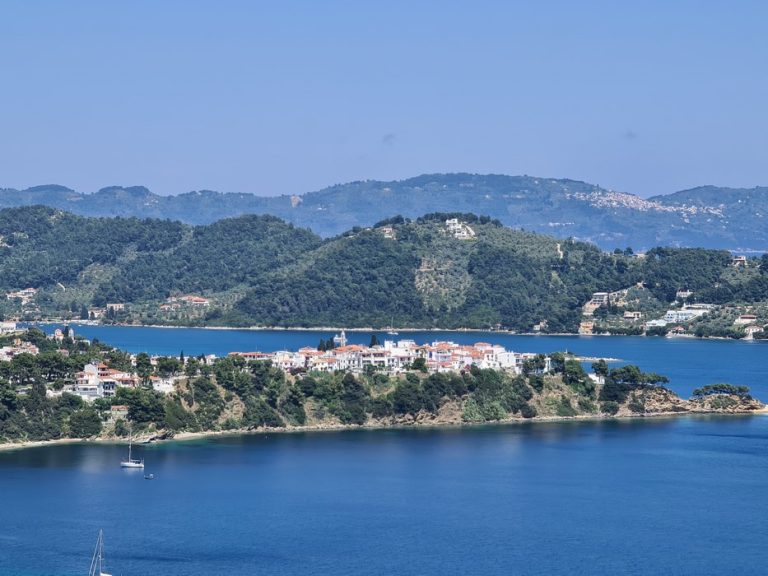 Ce poti sa faci si sa vizitezi in Skiathos. Plaje, obiective istorice ...